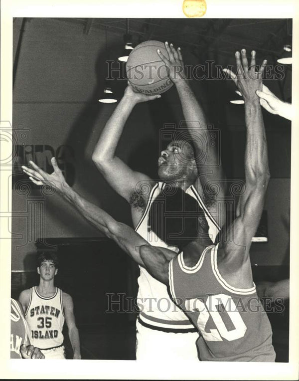 1984 Press Photo College of Staten Island Basketball's Ron Chase Shoot ...