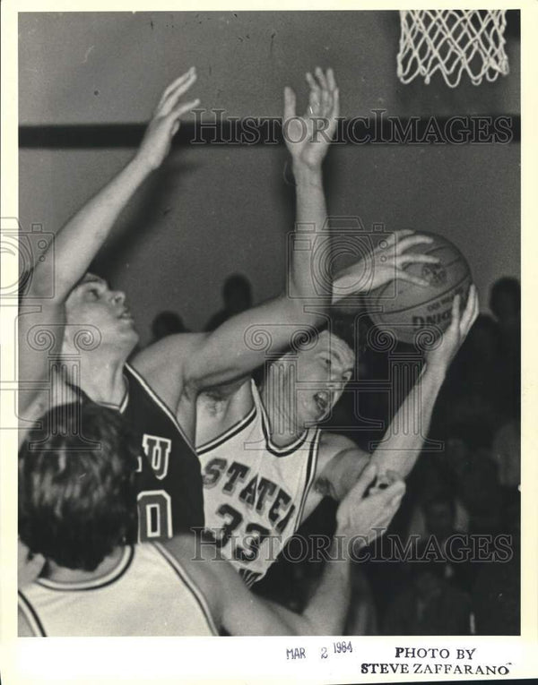 1984 Press Photo College of Staten Island Basketball player with ...