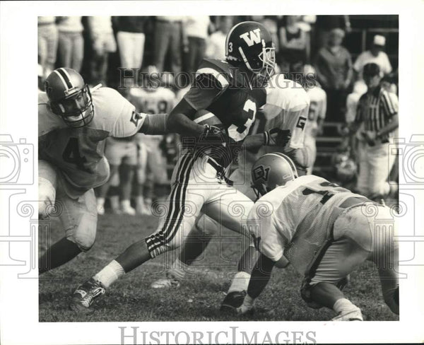 1989 Press Photo Wagner football's Mike Walker runs into D.V. Aggies ...