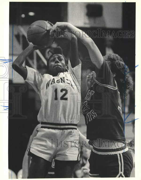 Press Photo Cynthia Quinlan, Wagner College Basketball, Shoots Over ...