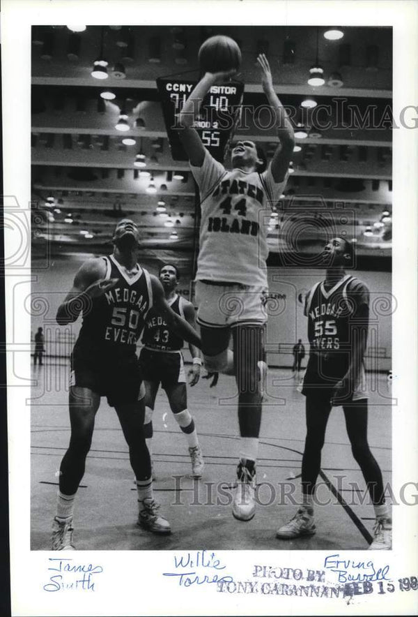 1988 Press Photo CSI basketball's Willie Torres hits 2 vs. Medgar Evers ...