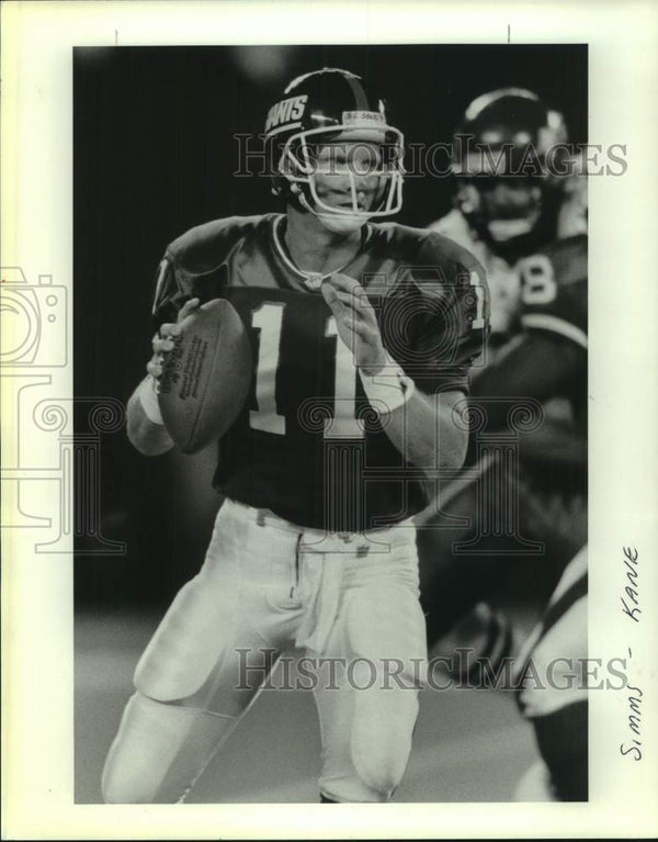 Press Photo New York Giants football player Phil Simms drops back to p ...