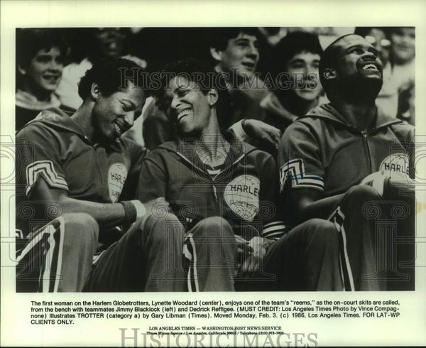 1986 Press Photo Harlem Globetrotters basketball players on the bench ...