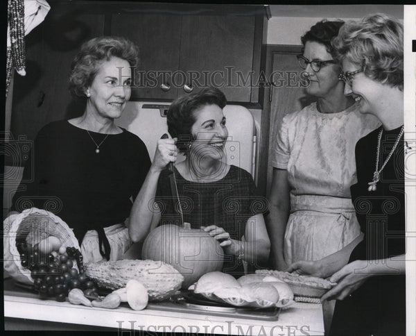 1964 Press Photo Mrs. Hampton Trayner and others preparing of the ...