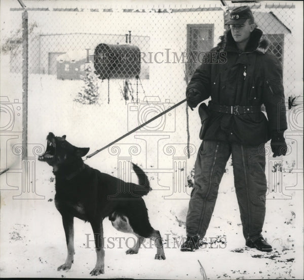 1963 Press Photo Airman 2 C Richard G Cheatman and German Shepherd ...