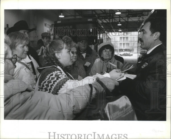 1992 Press Photo Greyhound regional manager Bob Peterson - spa54781 ...
