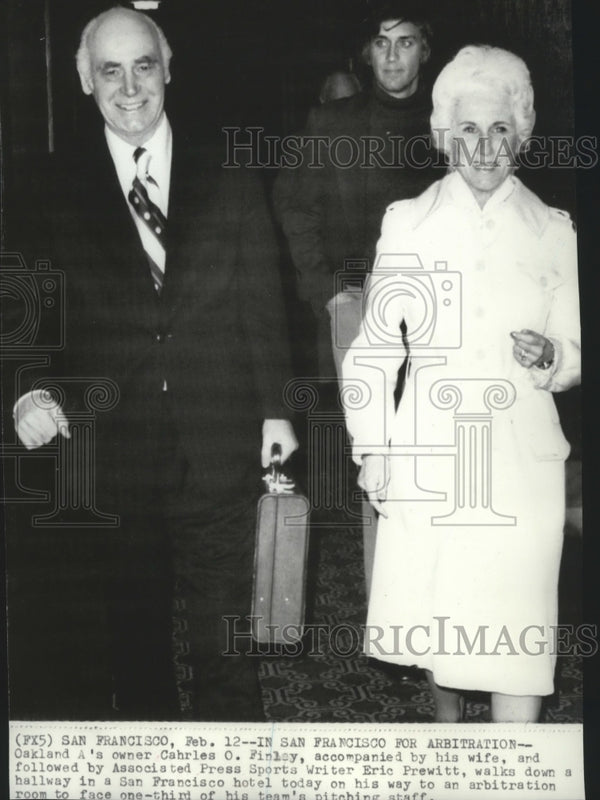 1974 Press Photo Charles Finley-Oakland Athletics Owner Walks With Wife ...