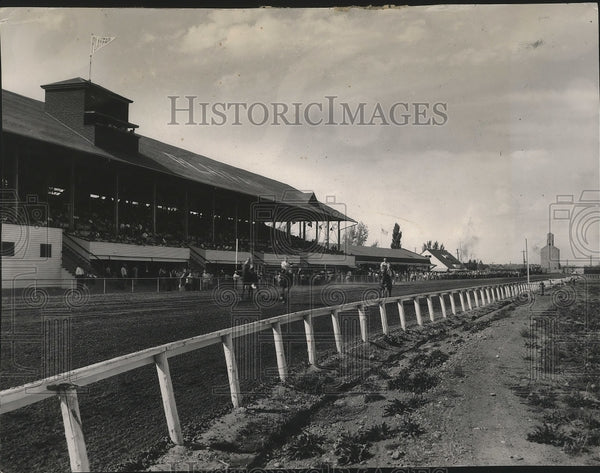 1946 Press Photo Spokane Horse Race Fans Attend Playfair Preview ...