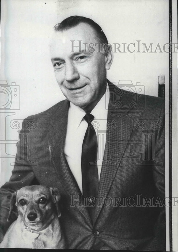 1970 Press Photo Ex-Vandals football coach, Millard Howell with pet ...