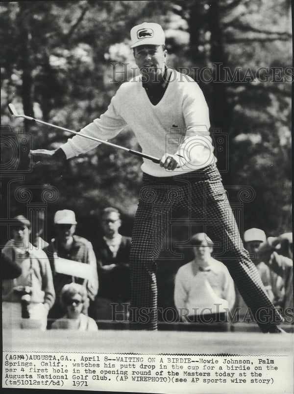 1971 Press Photo Golfer Howie Johnson Watches Putt Drop in the Cup for ...
