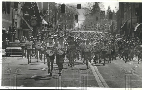 1988 Press Photo Runners head down Sherman Avenue at annual Spring Dash ...