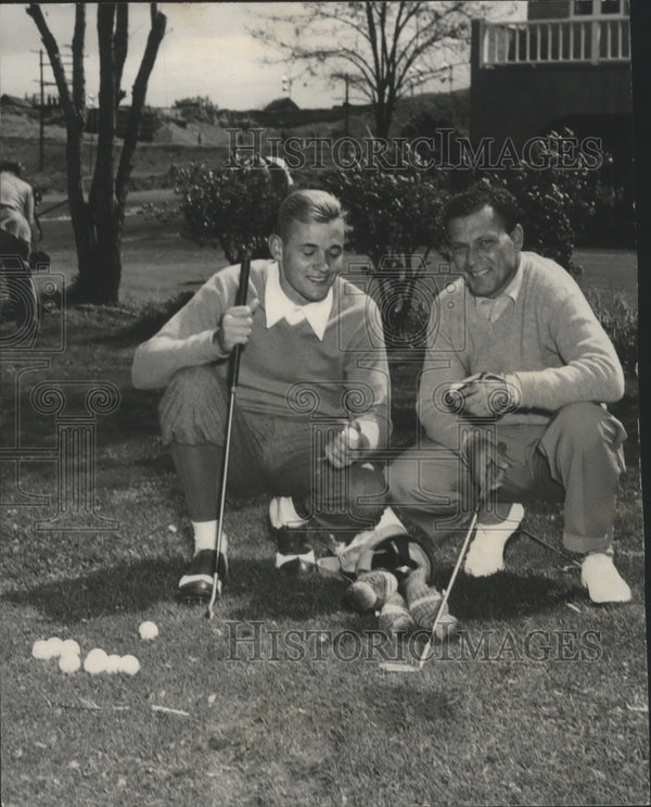 1976 Press Photo Golfer Bud Ward Giving Tee Advice to Al Mengert In ...