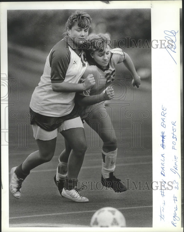 Press Photo #14 Darla Bare and #23 Jamie Foster push for the soccer ...