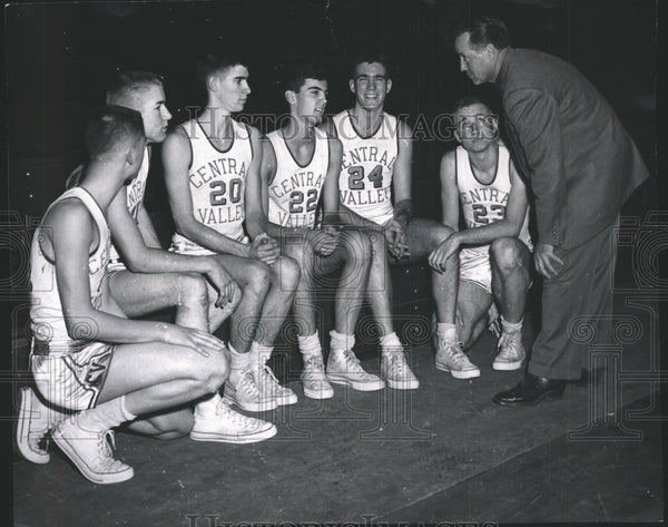 1961 Press Photo Ray Thacker coaches his basketball team - sps18815 ...
