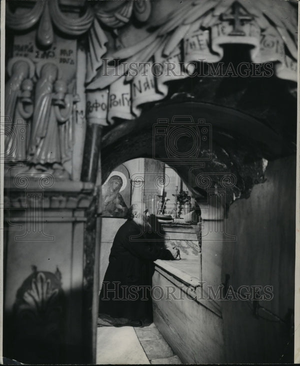 1953 Press Photo Bearded priest prating at the Holy Sepulchre Church ...