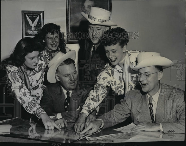 1952 Press Photo Spokane Rodeo Queen Candidates with member of City ...