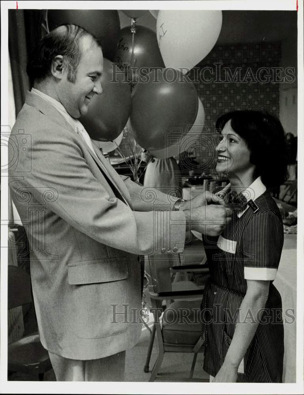 1982 Press Photo Blake Molleur awards Joan Uzell at Western Mass ...