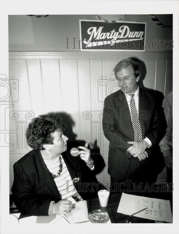1990 Press Photo Martin Dunn talks with Nancy Bartley in Holyoke ...