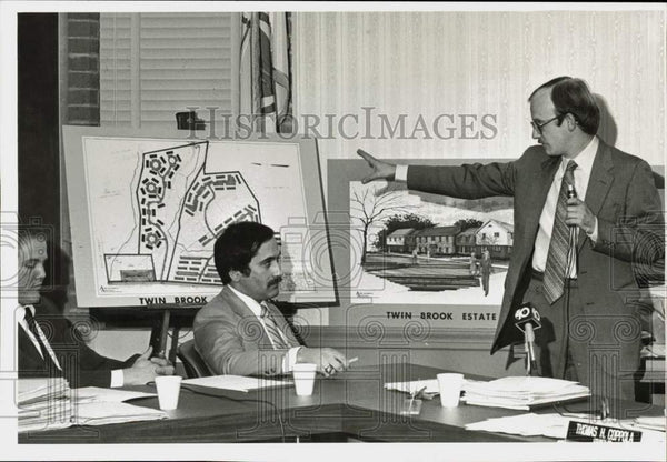 1982 Press Photo William Fennell speaks at Agawam Town Meeting about ...