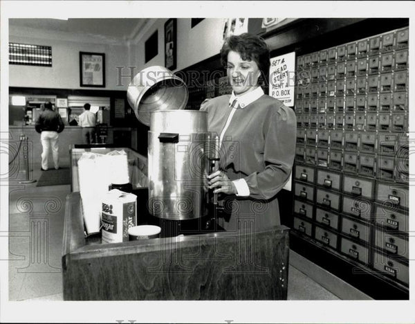 1991 Press Photo Greenfield Postmaster Deborah Phillips preparing ...