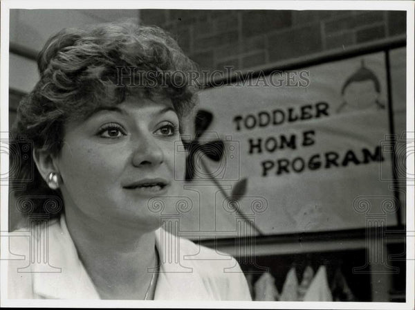 1982 Press Photo Barbara McIntyre, teacher's aid at Deberry School ...