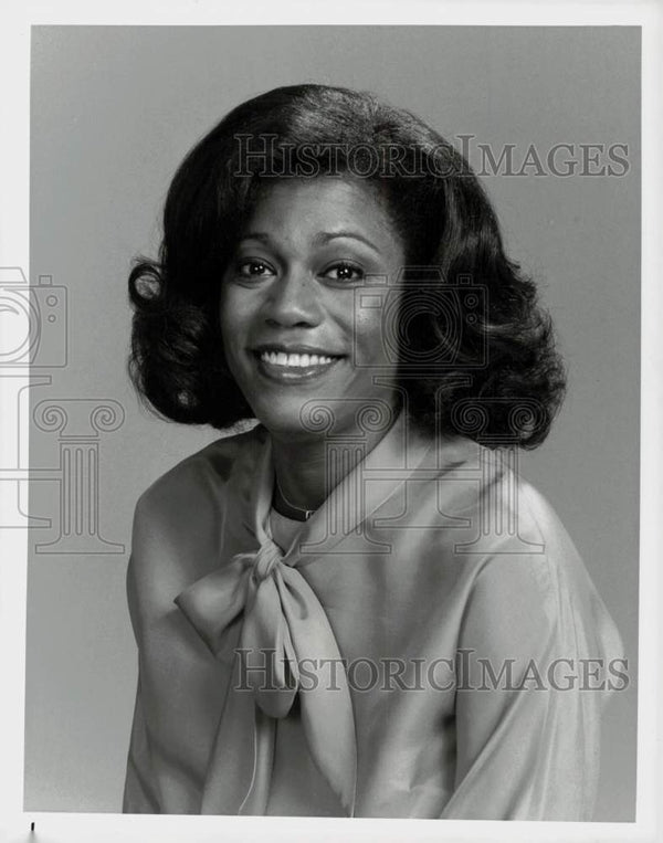 1977 Press Photo Actress Bebe Drake Hooks in "Sanford Arms" TV Series ...