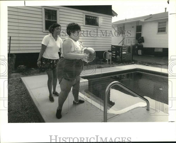 1989 Press Photo David and Rosemary Rotondo at Backyard Swimming Pool ...