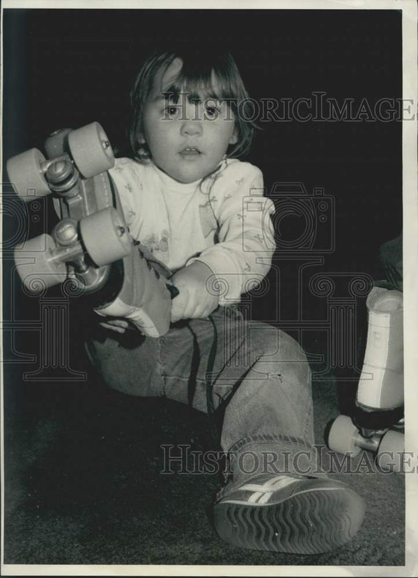 1985 Press Photo Carine Frye Puts on Skates at Sports-O-Rama Roller ...