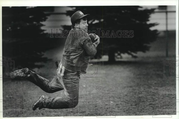 1990 Press Photo Charlie Seeber at Harold E. Stooks Memorial Park ...