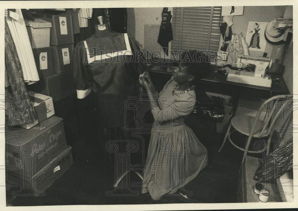 1986 Press Photo Annette Adams, Fashion Designer at Home Sewing Room ...