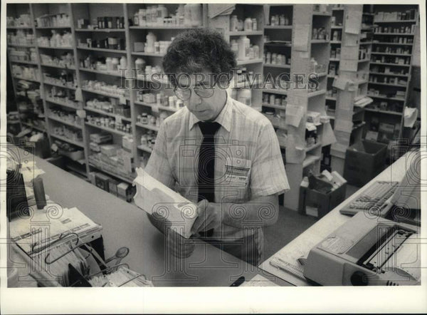 1985 Press Photo Pharmacist Stan Myerson at Working at Drumlins ...