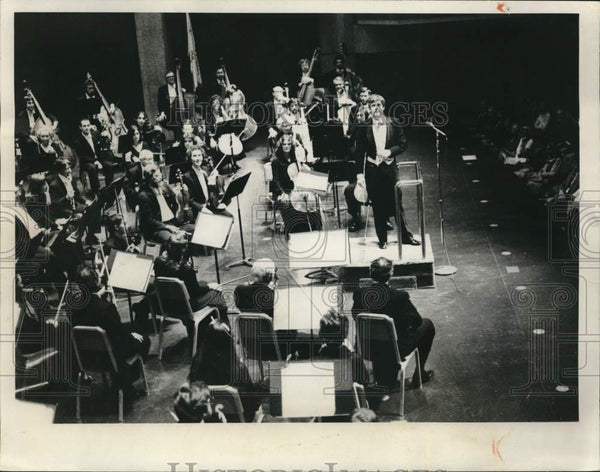 1980 Press Photo Conductor Christopher Keene with Syracuse Symphony ...