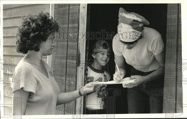 1985 Press Photo Attendance Assistant Marion Brown with Alice Ryder and ...