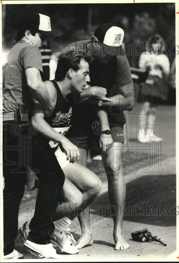 1989 Press Photo Charlie Stebbing Collapses From Heat Exhaustion in ...
