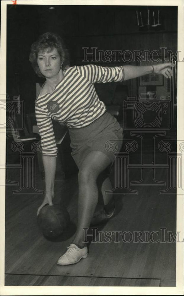1987 Press Photo Professional Bowler Cindy Coburn at Flamingo Lanes ...