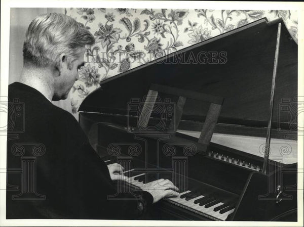 1989 Press Photo Tom Maher plays English Bentside Spinet Replica ...