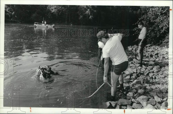 1990 Press Photo Trooper John Dougherty Diving with Trooper Mike ...