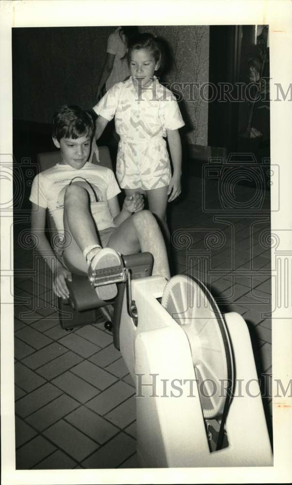 1986 Press Photo Tim Bilbo Riding Exercise Machine at Camillus Mall ...