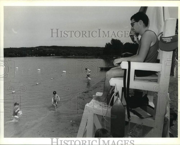 1989 Press Photo Lifeguard Joe Serrao on duty at Jamesville Beach Park ...