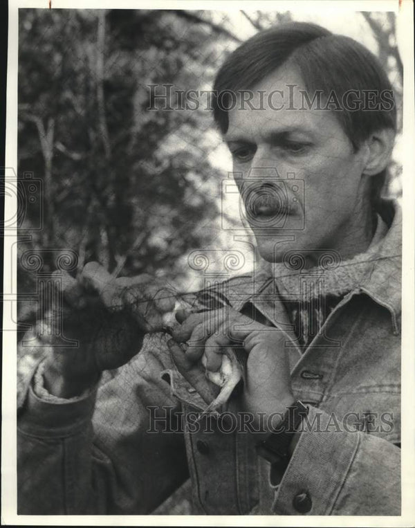 1987 Press Photo Doug Whitman Tagging Bird in Net at Baltimore Woods ...