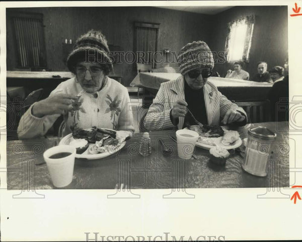 1985 Press Photo Doris Watts & Mary Howe Eat at Jordan Mason Superbowl ...