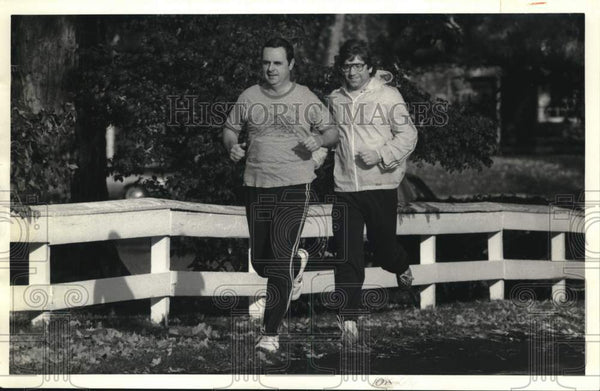 1986 Press Photo Rick Lavin and Jim Hughes jog in Westvale area, New ...