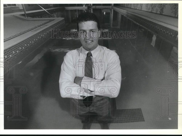 1990 Press Photo George Broadwell, Jr. in Captain's Quarters Motel Pool ...