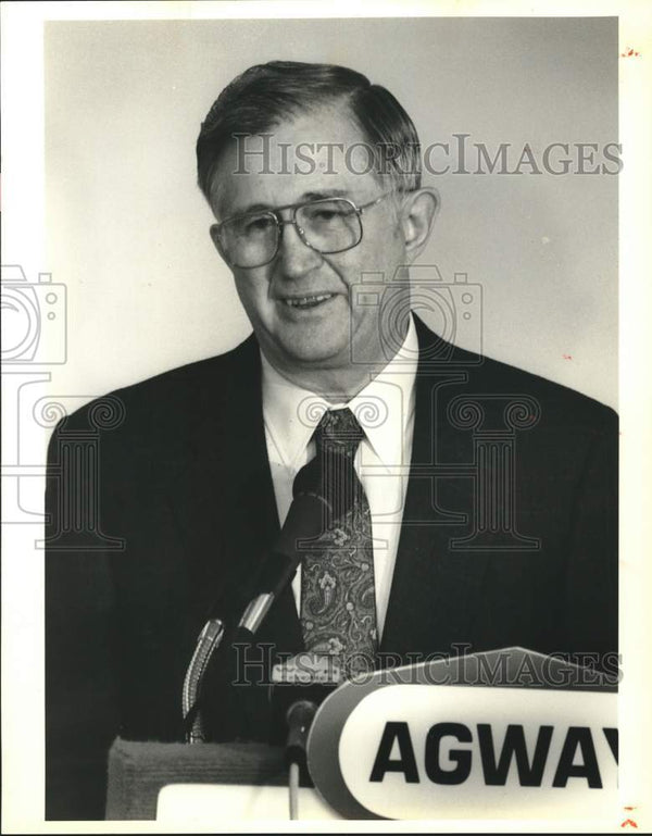 1989 Press Photo Agway CEO William Hiller Speaks at Hotel Syracuse ...