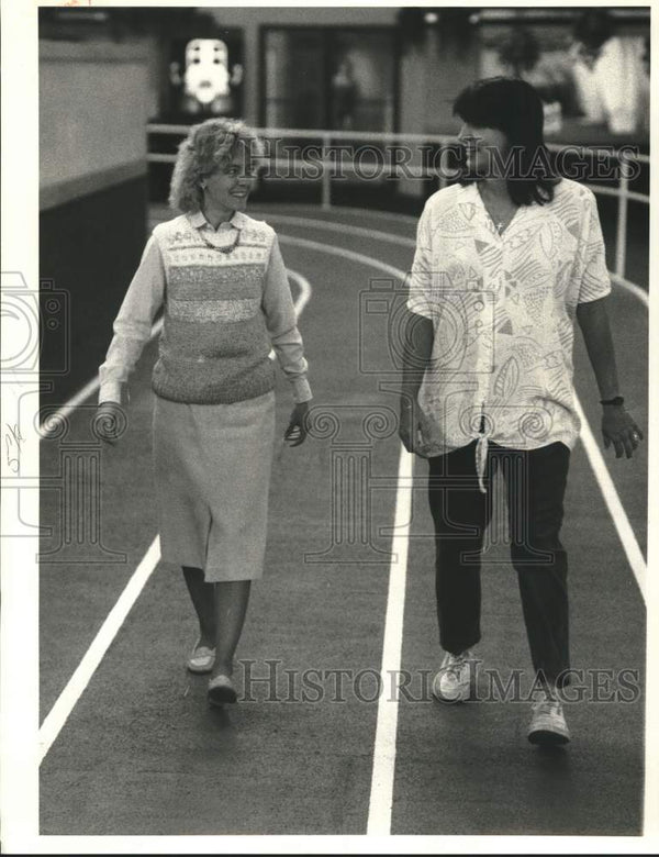 1987 Press Photo Sue Sandstrom & Trina Tremblay Walk on Track at Sundo ...