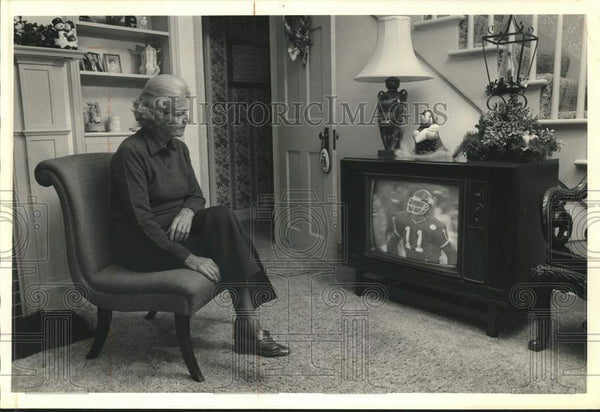 1986 Press Photo Ginny Allen watches New York Giants versus Green Bay ...