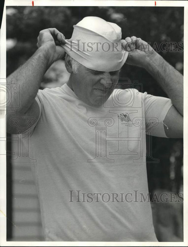 1987 Press Photo Jerry Ferris getting ready to swim 10 hours in Oneida ...