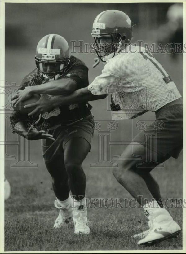 1990 Press Photo Syracuse University football player Kevin Mason hands ...