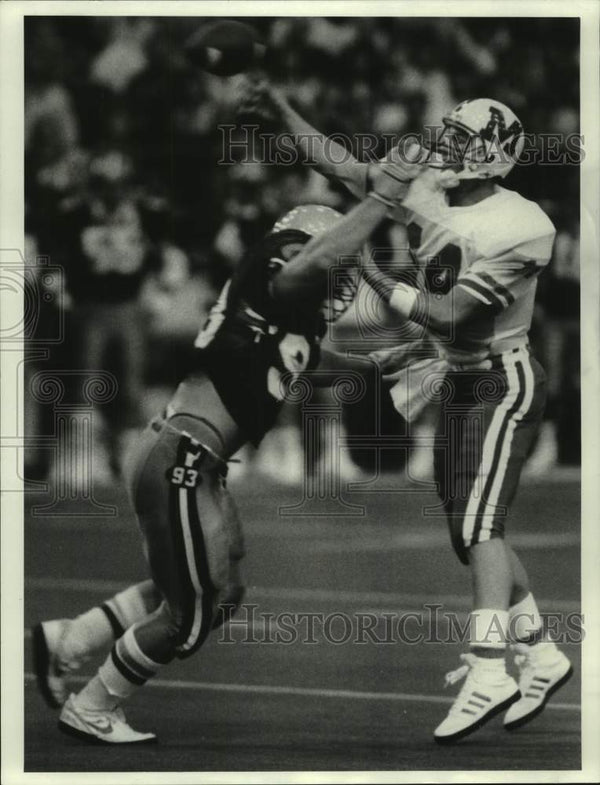 1987 Press Photo Syracuse U football player Ted Gregory tries to tackle ...