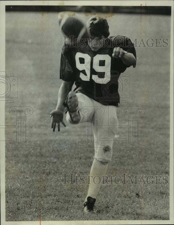 1981 Press Photo Football player Russ Carpentieri kicks ball in ...